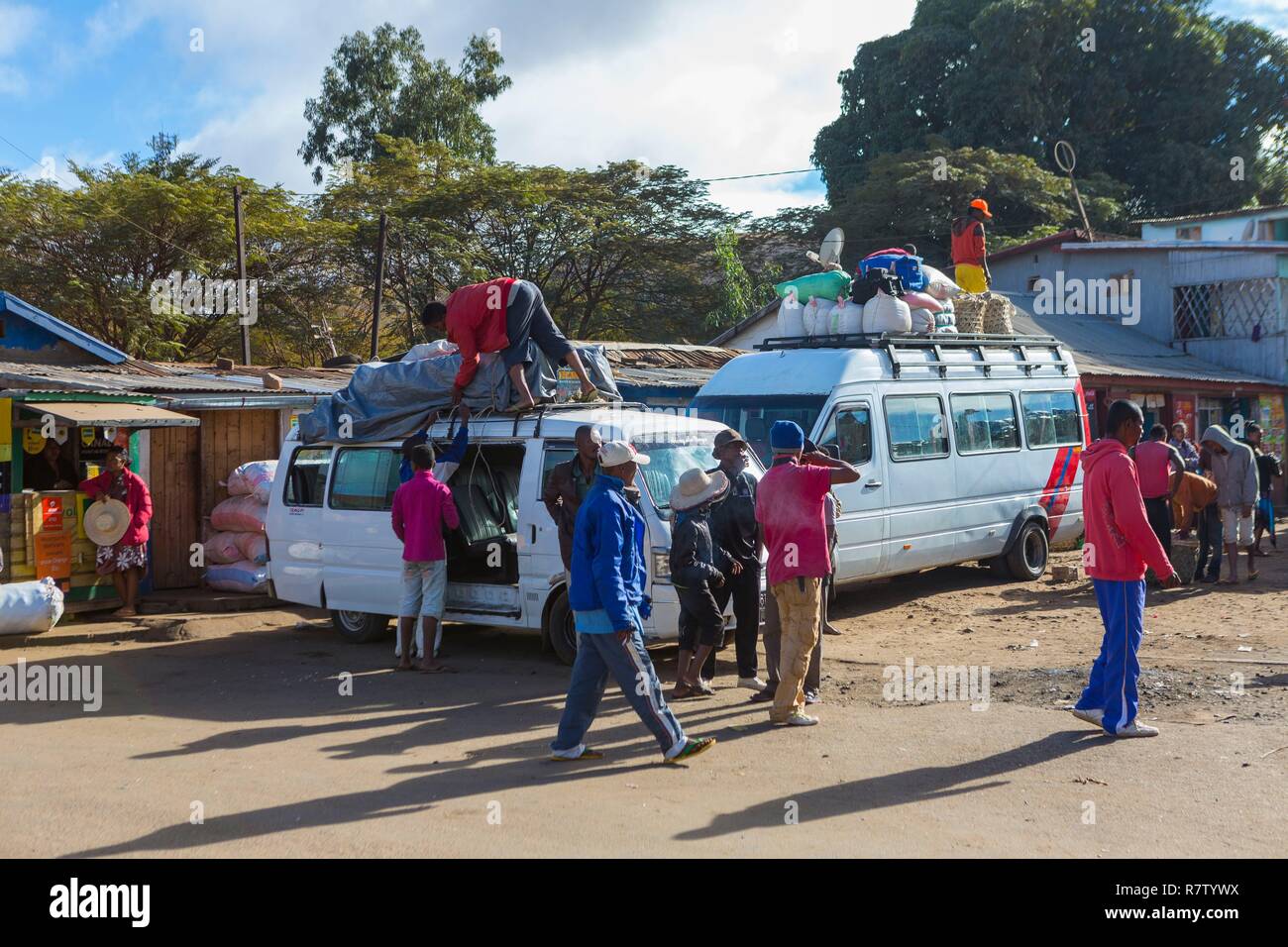 Madagascar, Ihorombe region, bush taxis loading Stock Photo - Alamy