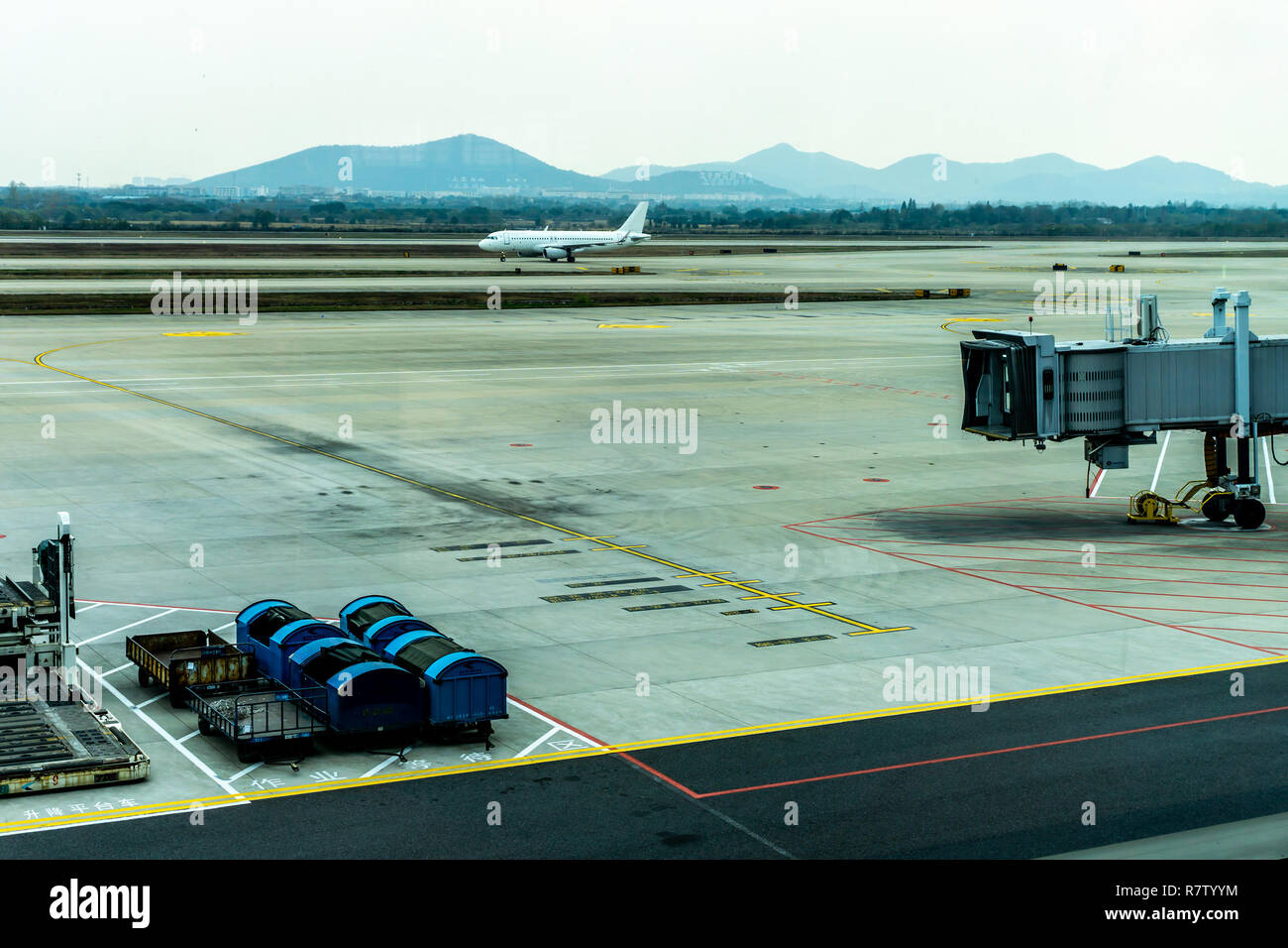 Apron drive airbridge hi-res stock photography and images - Alamy