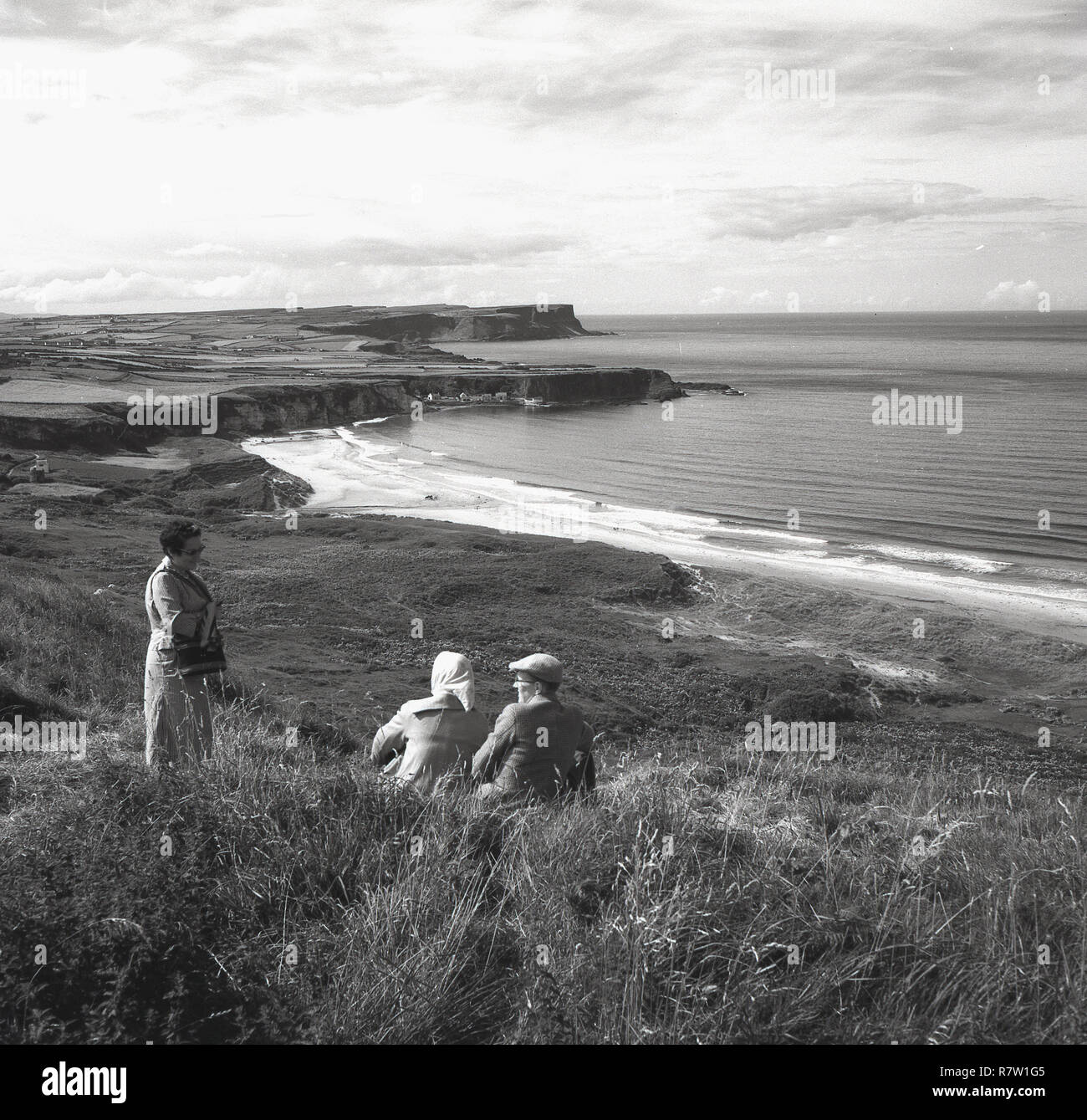 1950s couple talking hi-res stock photography and images - Alamy