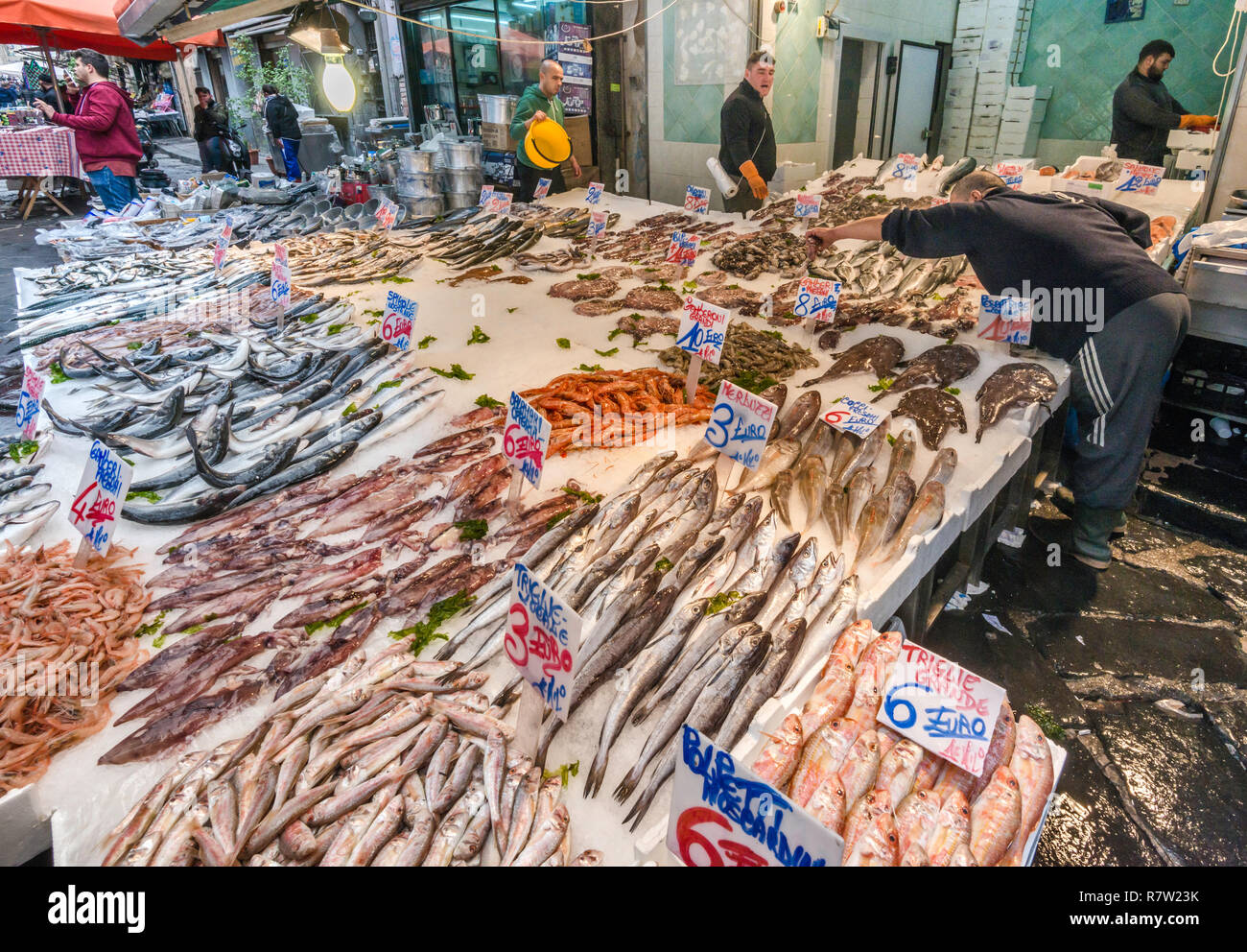 Fishmonger stand hi-res stock photography and images - Alamy
