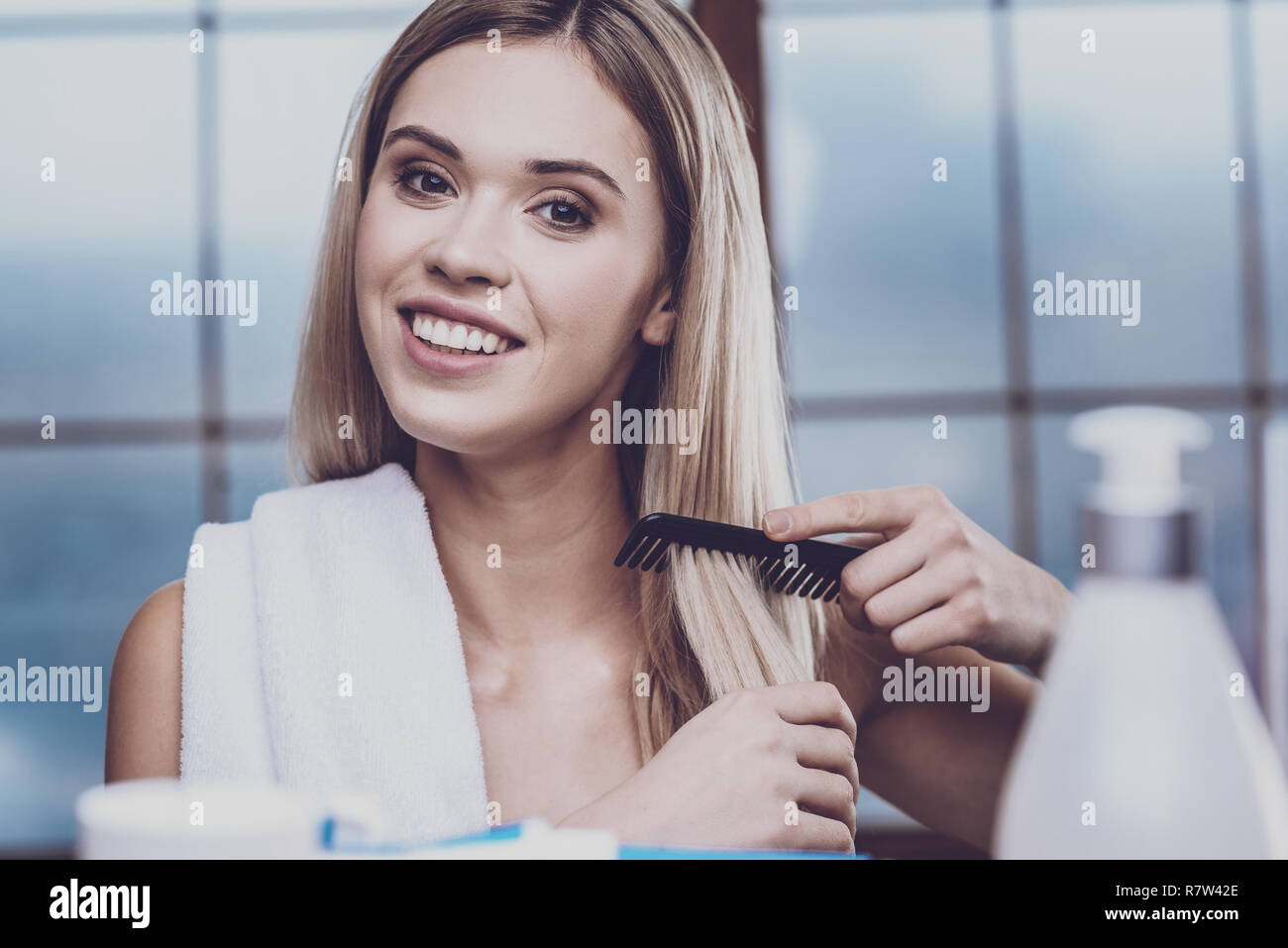 Comb combing hi-res stock photography and images - Alamy