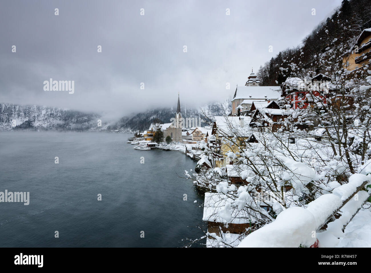 The Christmas village of Hallstatt in the Austrian Alps, in winter time ...