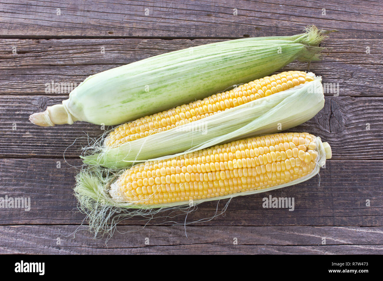 Corn cobs on wooden hi-res stock photography and images - Alamy
