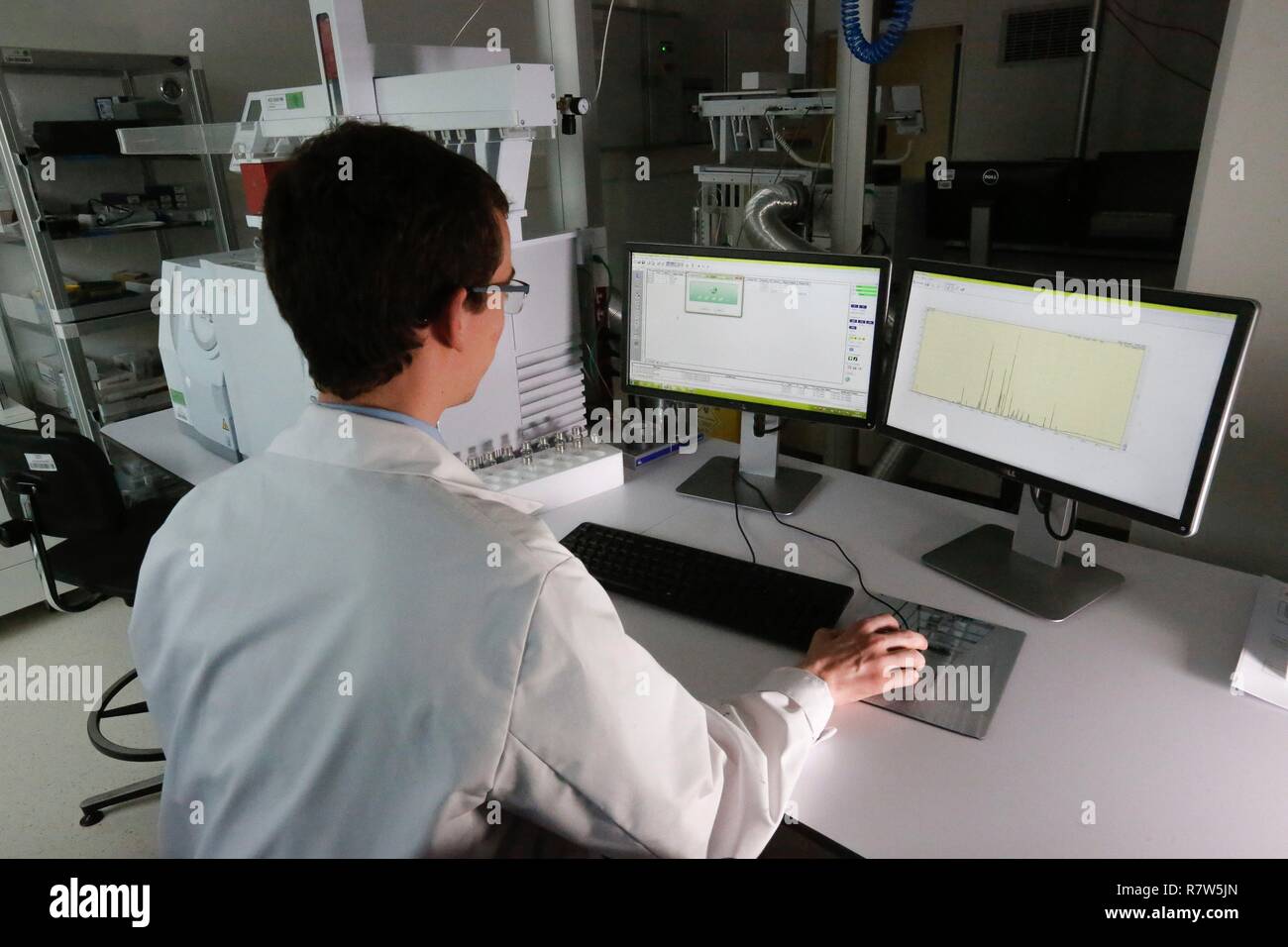 Forensic science man hi-res stock photography and images - Alamy