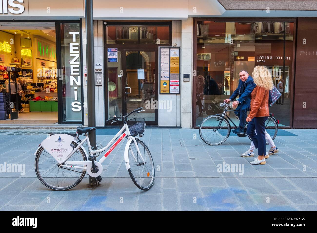Italy, Apulia, Bari, shops in Murat district Stock Photo - Alamy