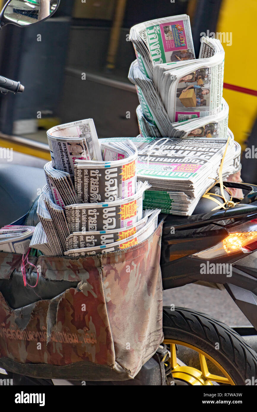 Delivery on motorbike hi-res stock photography and images - Alamy