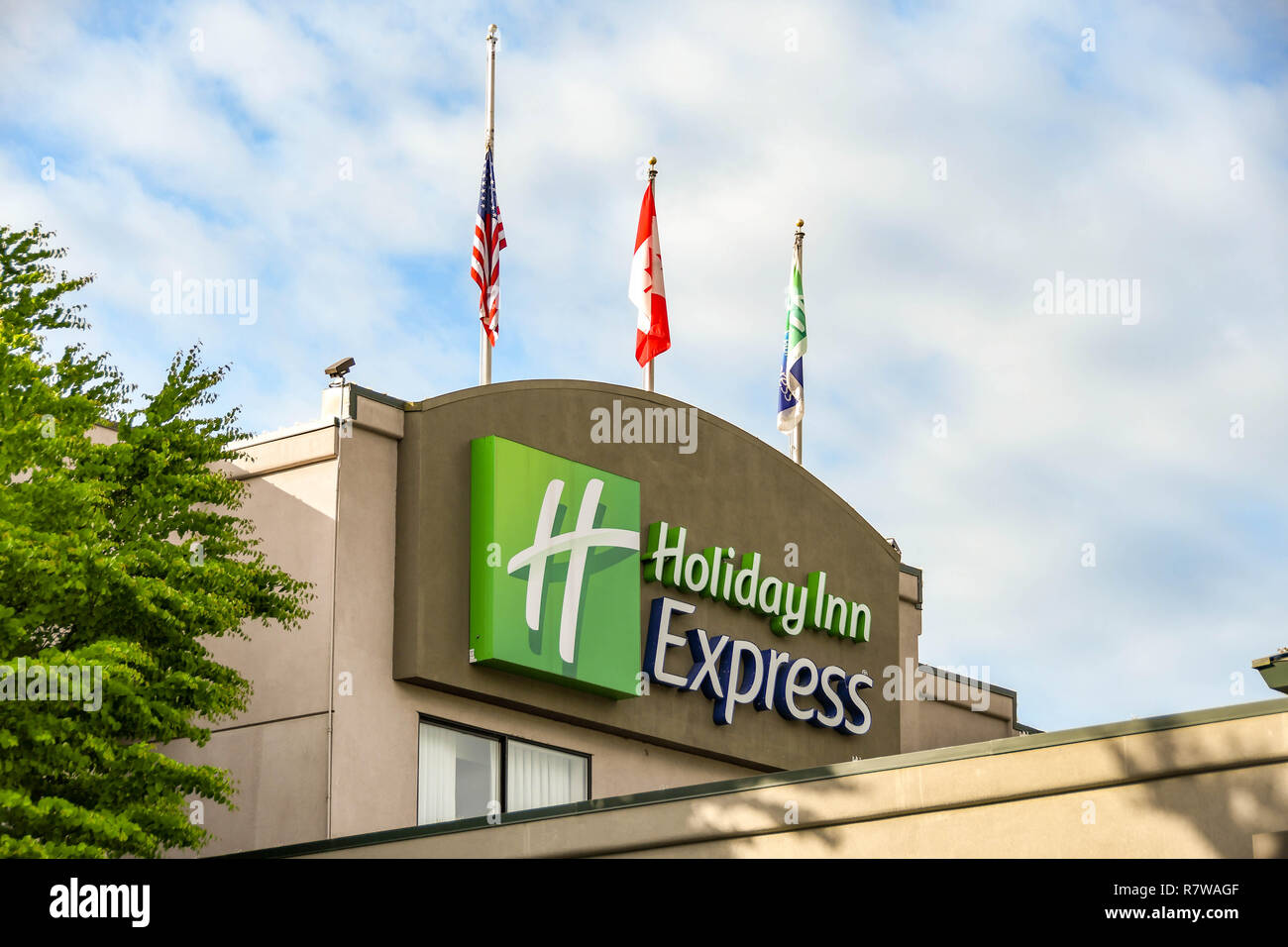 BELLINGHAM, WA, USA - JUNE 2018: Large sign on the side of the Holiday ...