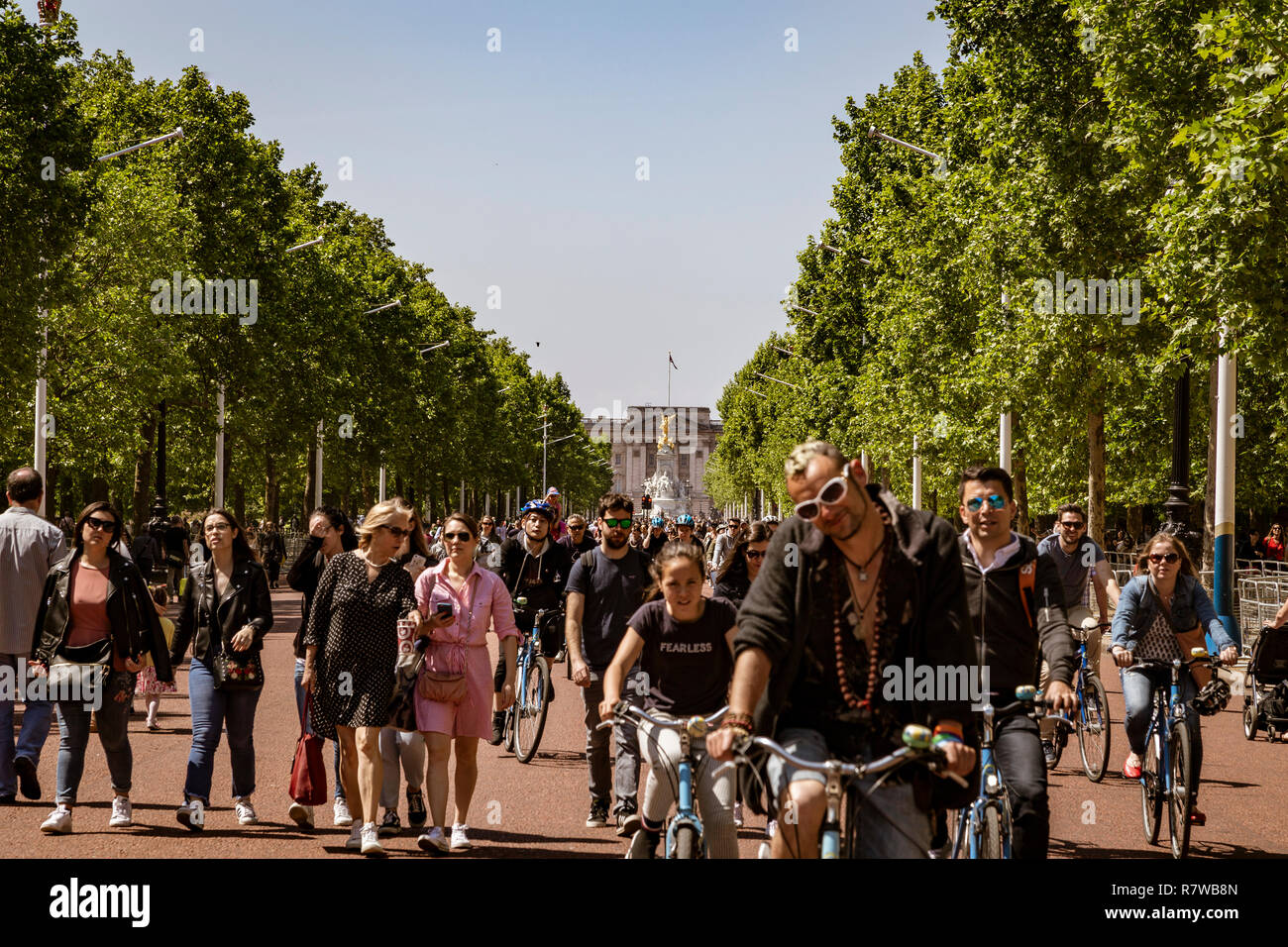 View down The Mall towards Buckingham Palace, Westminster, London, England, UK Stock Photo - Alamy