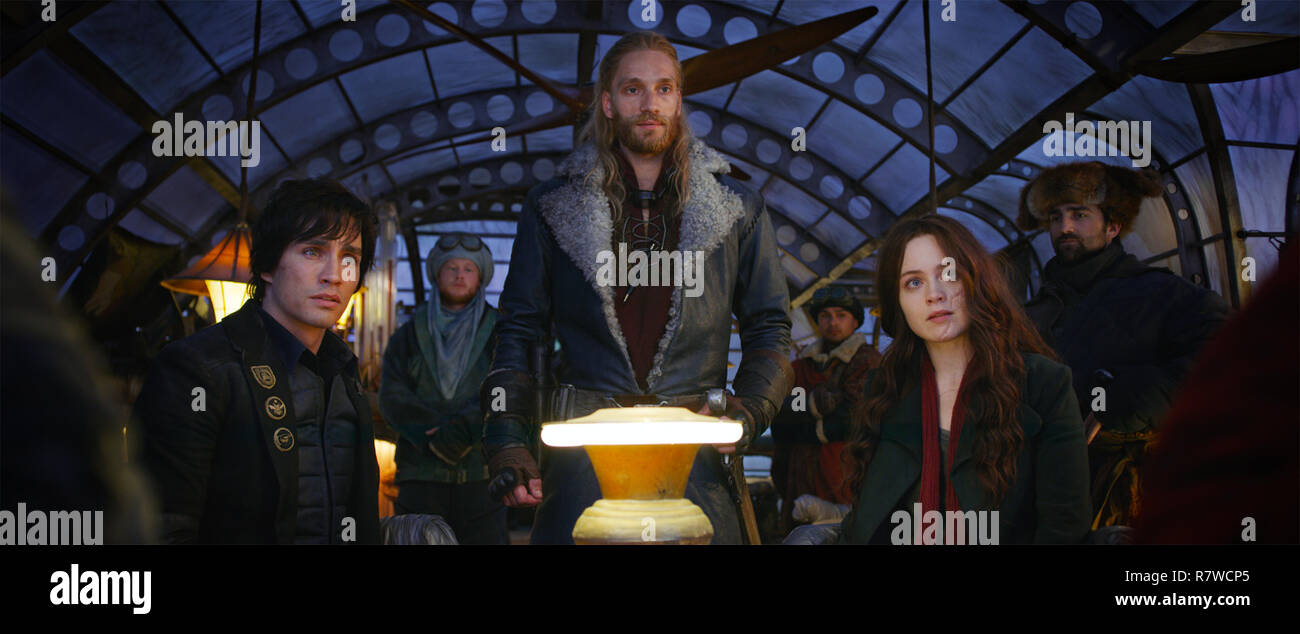 MORTAL ENGINES, l-r: Robert Sheehan, Leifur Sigurdarson, Hera Hilmar ...