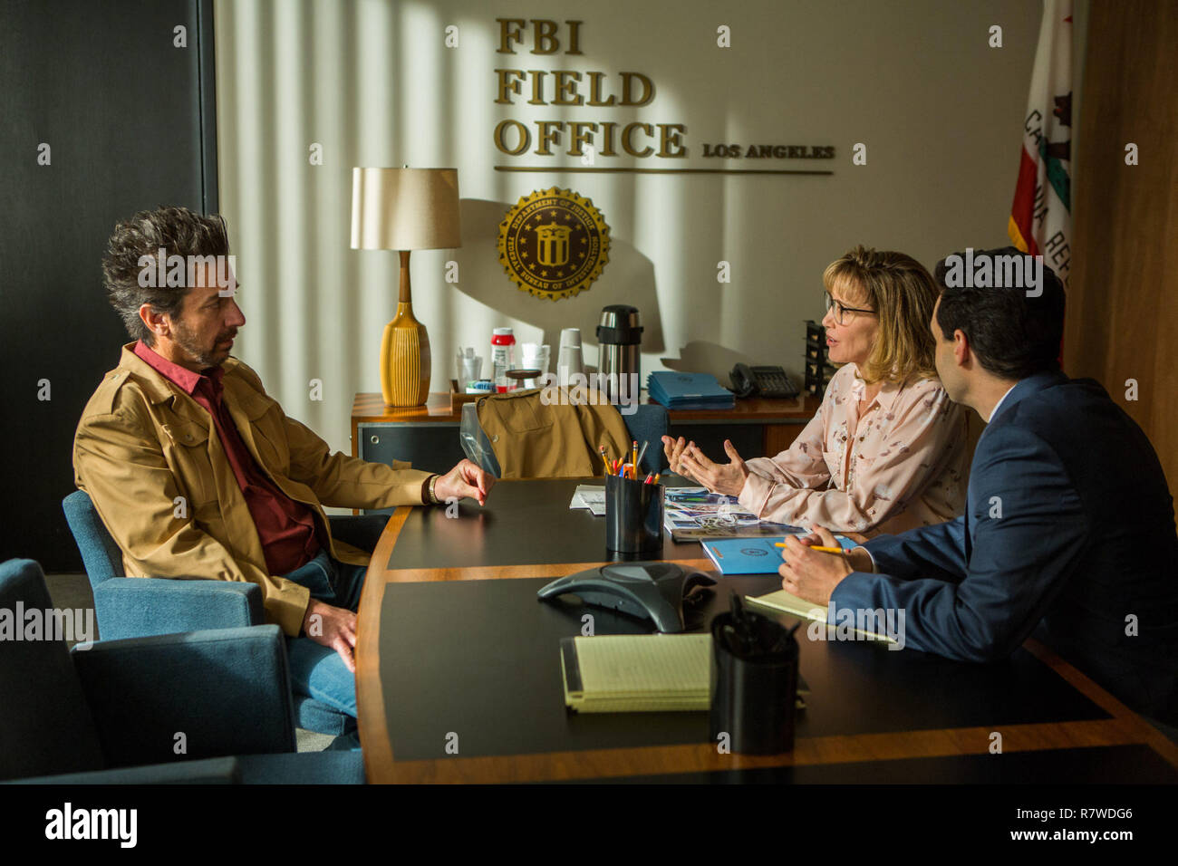 GET SHORTY, from left: Ray Romano, Felicity Huffman, Andrew Leeds (back ...