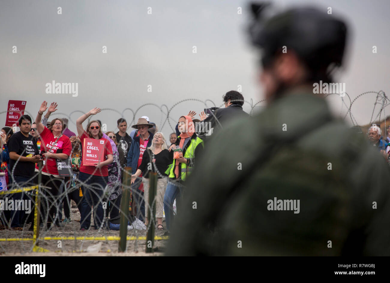 Migrants border cages hi-res stock photography and images - Alamy