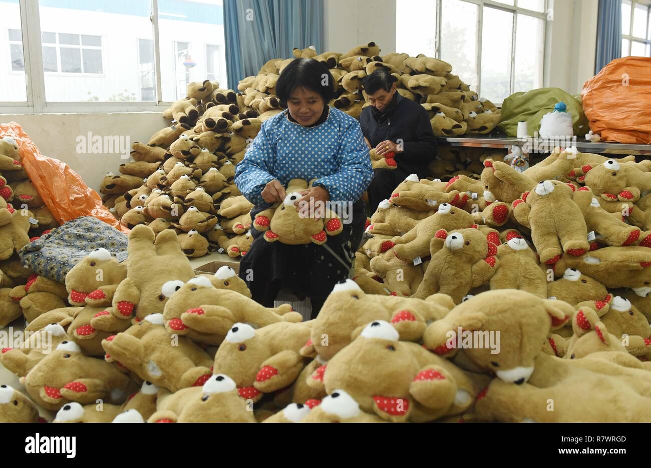 China toy factory workers hi-res stock photography and images - Alamy