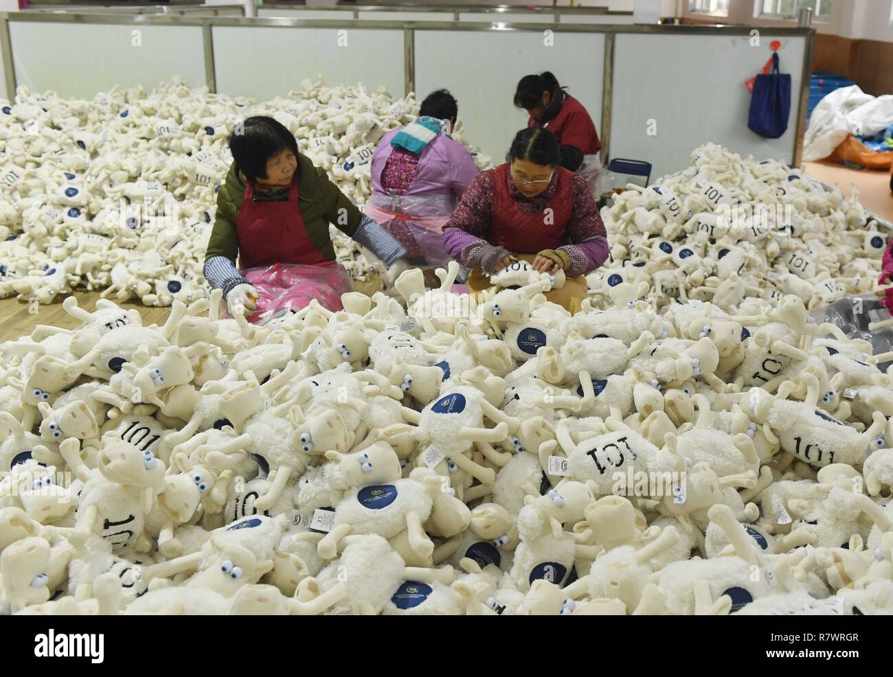 China toy factory workers hi-res stock photography and images - Alamy