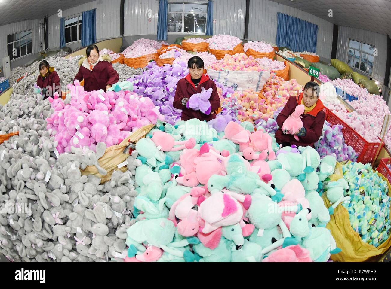China toy factory workers hi-res stock photography and images - Alamy