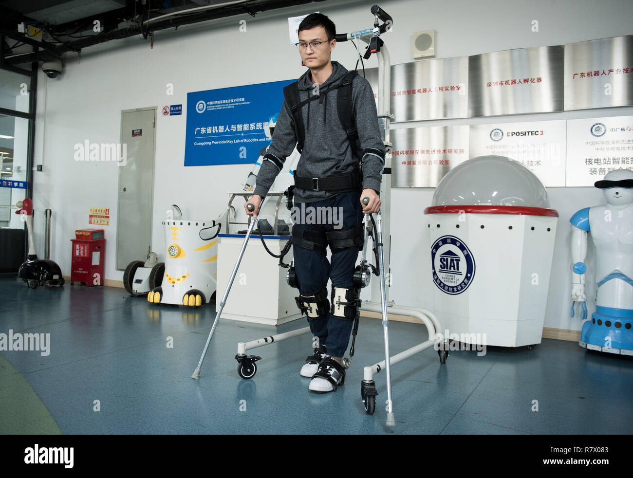 (181212) -- SHENZHEN, Dec. 12, 2018 (Xinhua) -- Researcher Ma Xunju ...