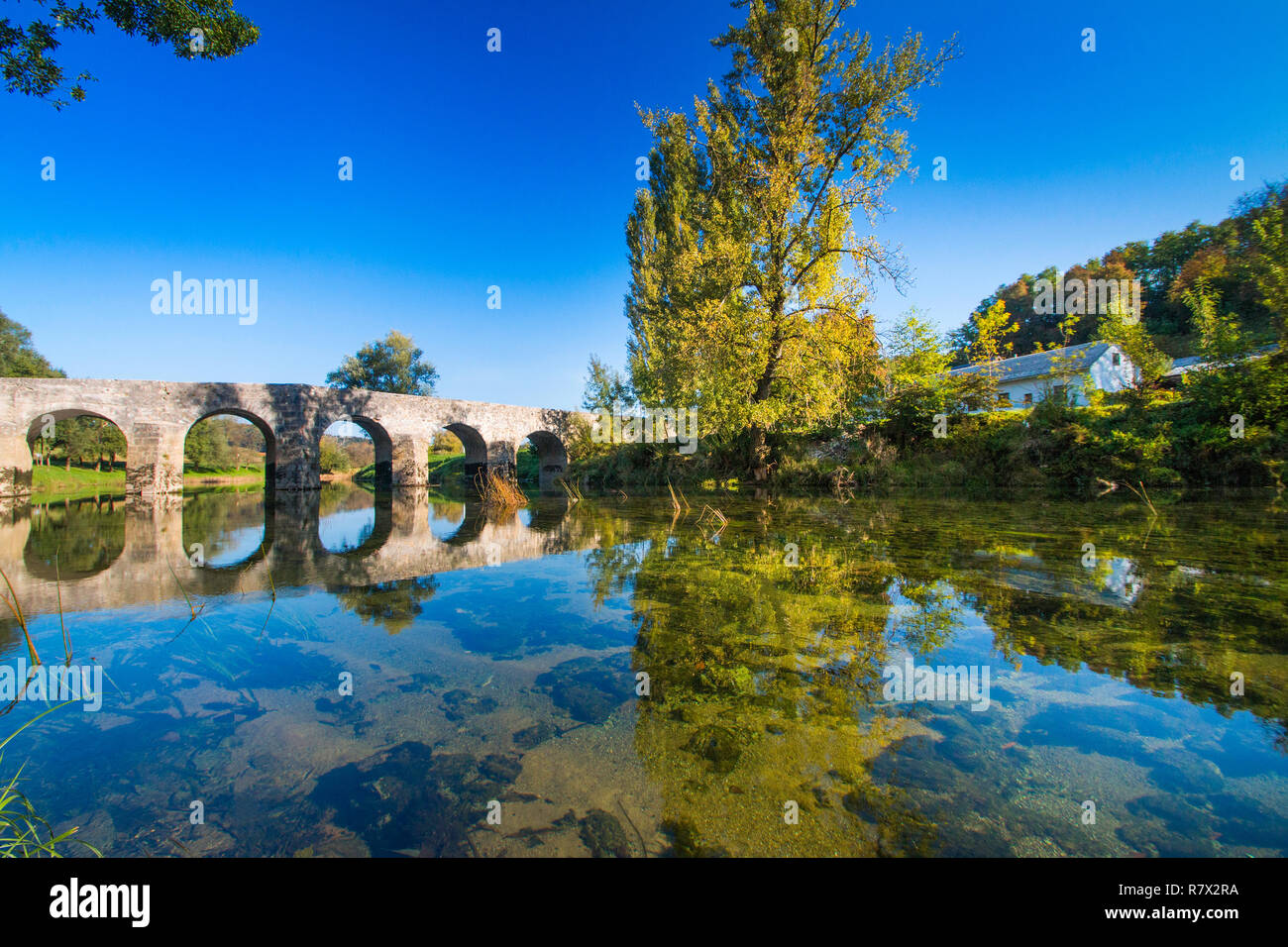 Croatian countryside, old stone bridge over the Dobra river in Novigrad ...