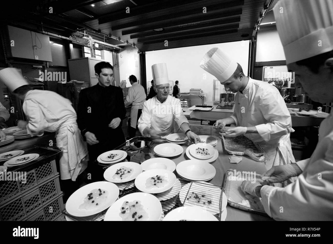 700 people hi-res stock photography and images - Alamy