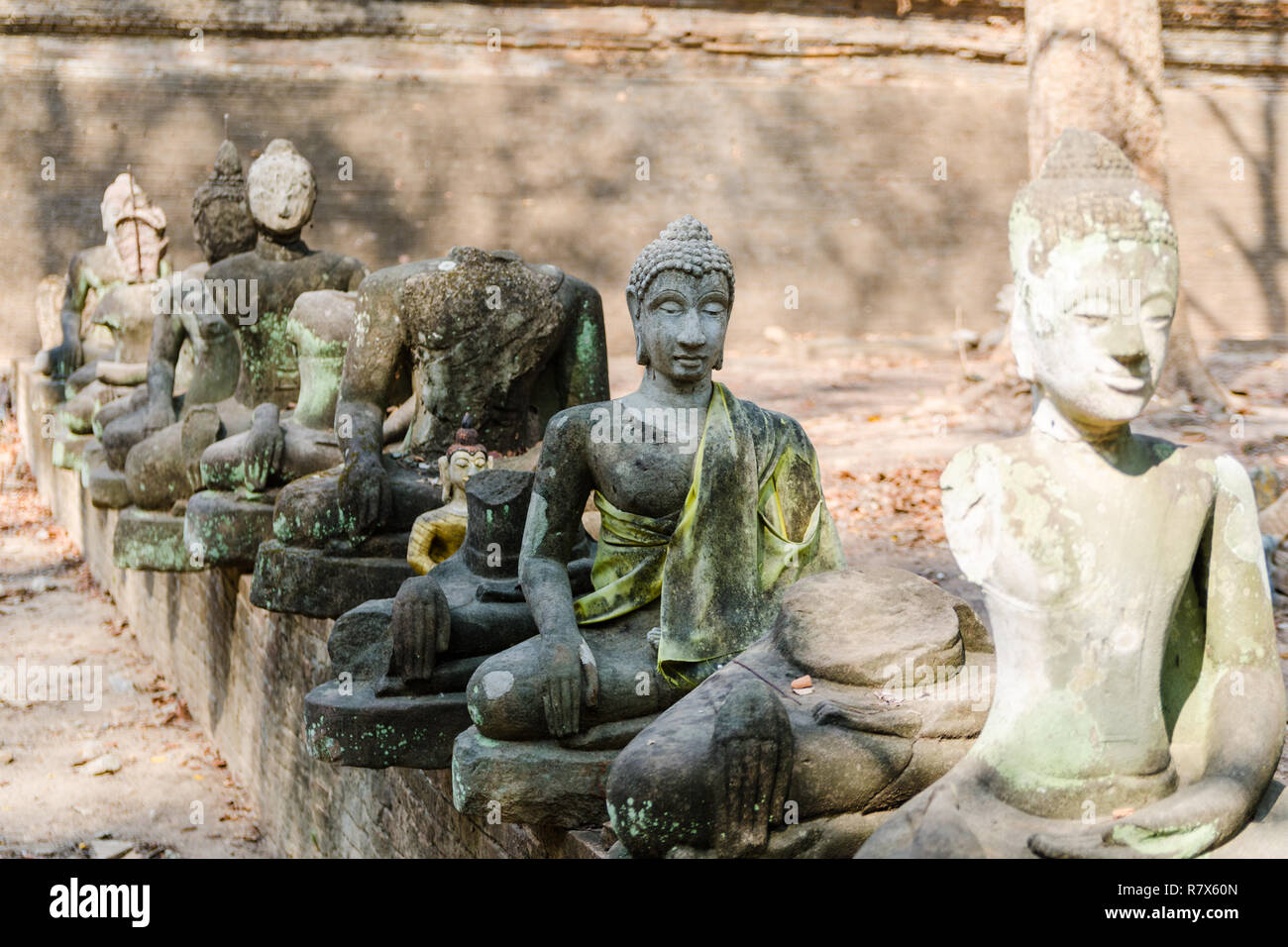 Statues in stone hi-res stock photography and images - Alamy