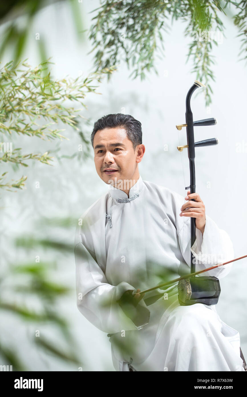 Male artists performing erhu Stock Photo - Alamy