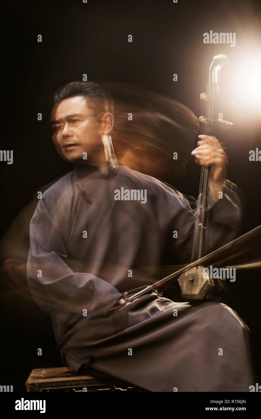 Male artist in the erhu Stock Photo - Alamy