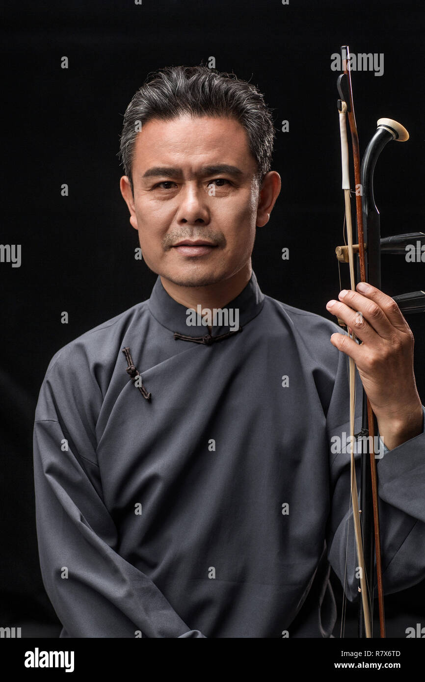 Male artist in the erhu Stock Photo - Alamy