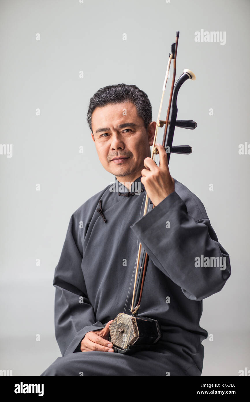 Erhu hi-res stock photography and images - Alamy