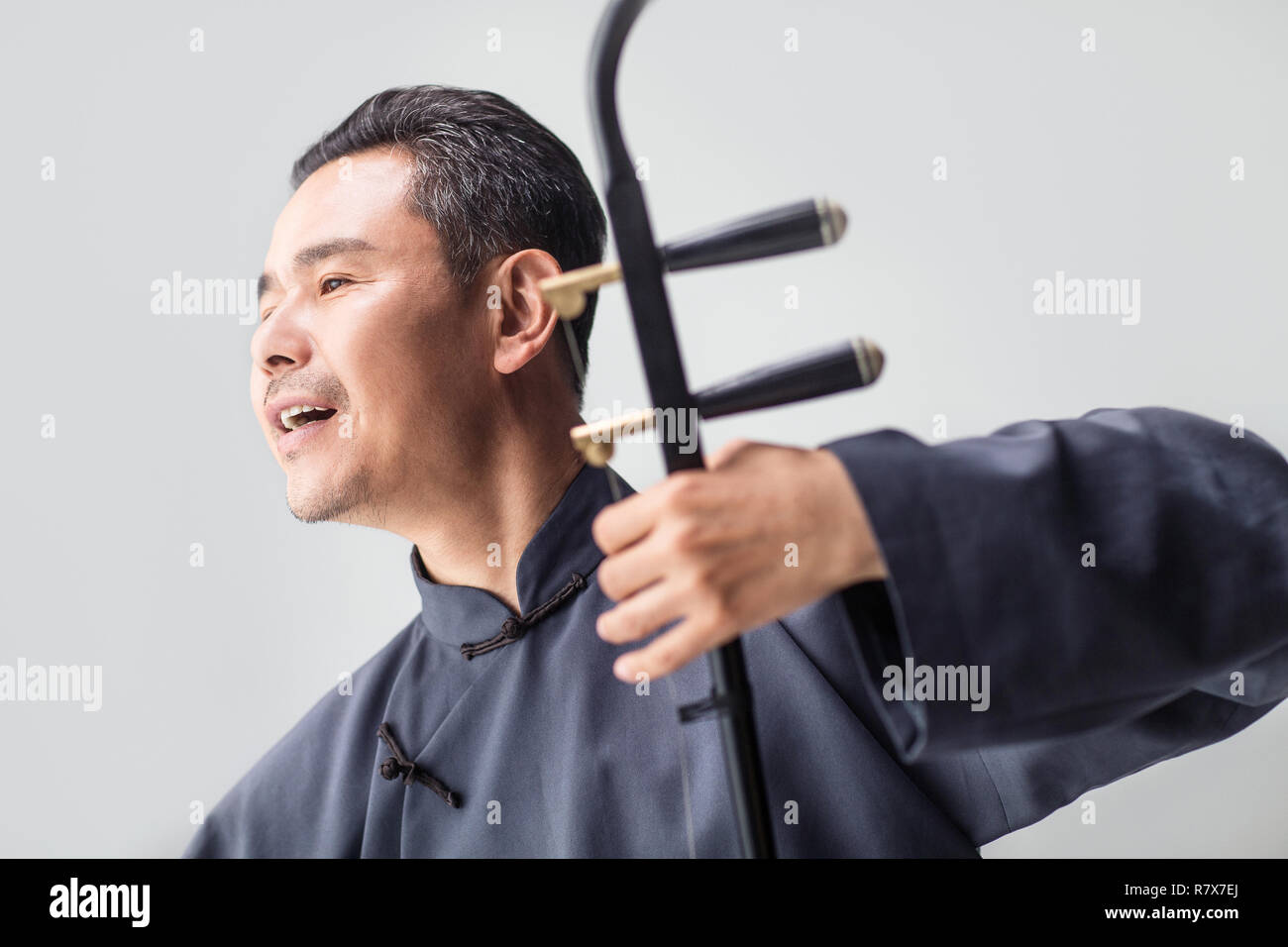 Male artist in the erhu Stock Photo - Alamy