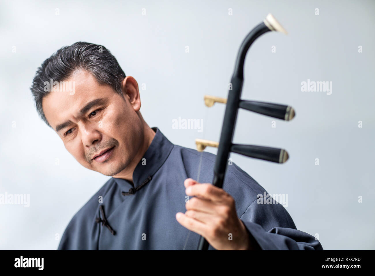 Male artist in the erhu Stock Photo - Alamy