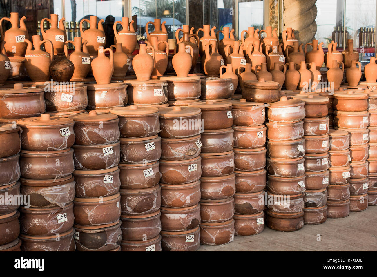 Harden clay pot showing for sale in a market Stock Photo - Alamy