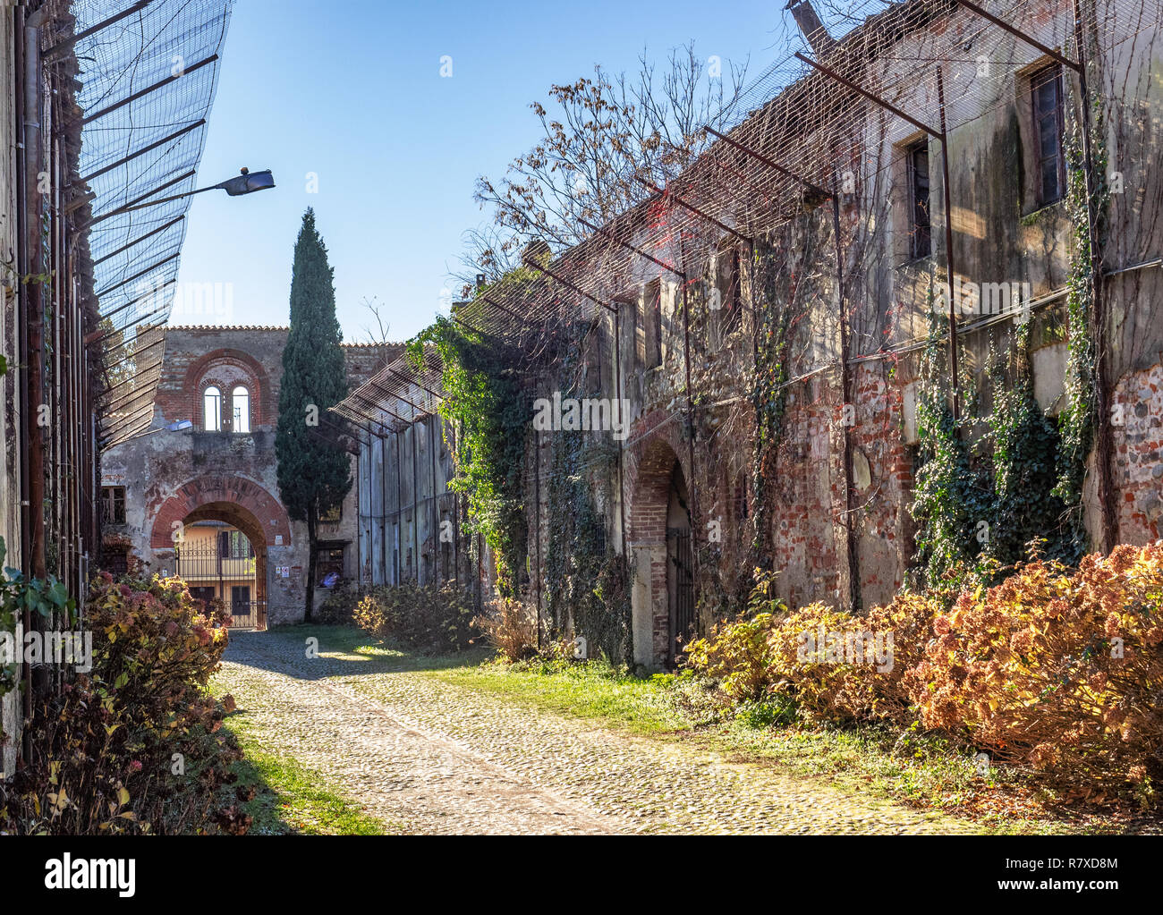 Derelict red brick factory building hi-res stock photography and images ...
