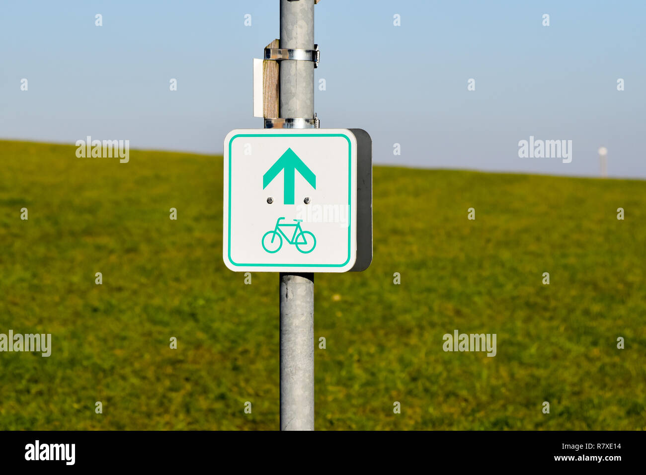Bike route sign Stock Photo - Alamy