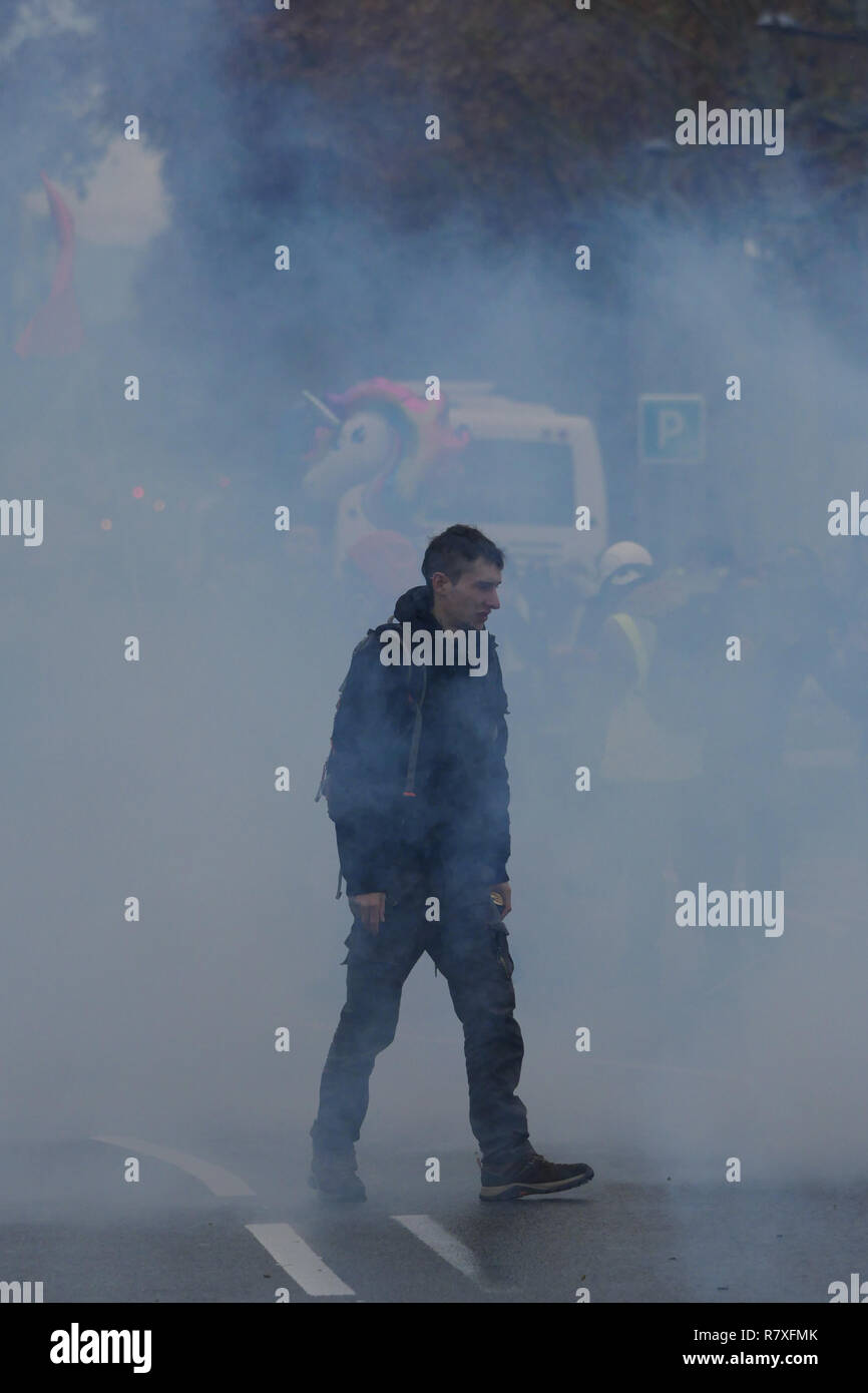 "Yellow Jackets" protesters face Riot Police forces, Lyon, France Stock ...