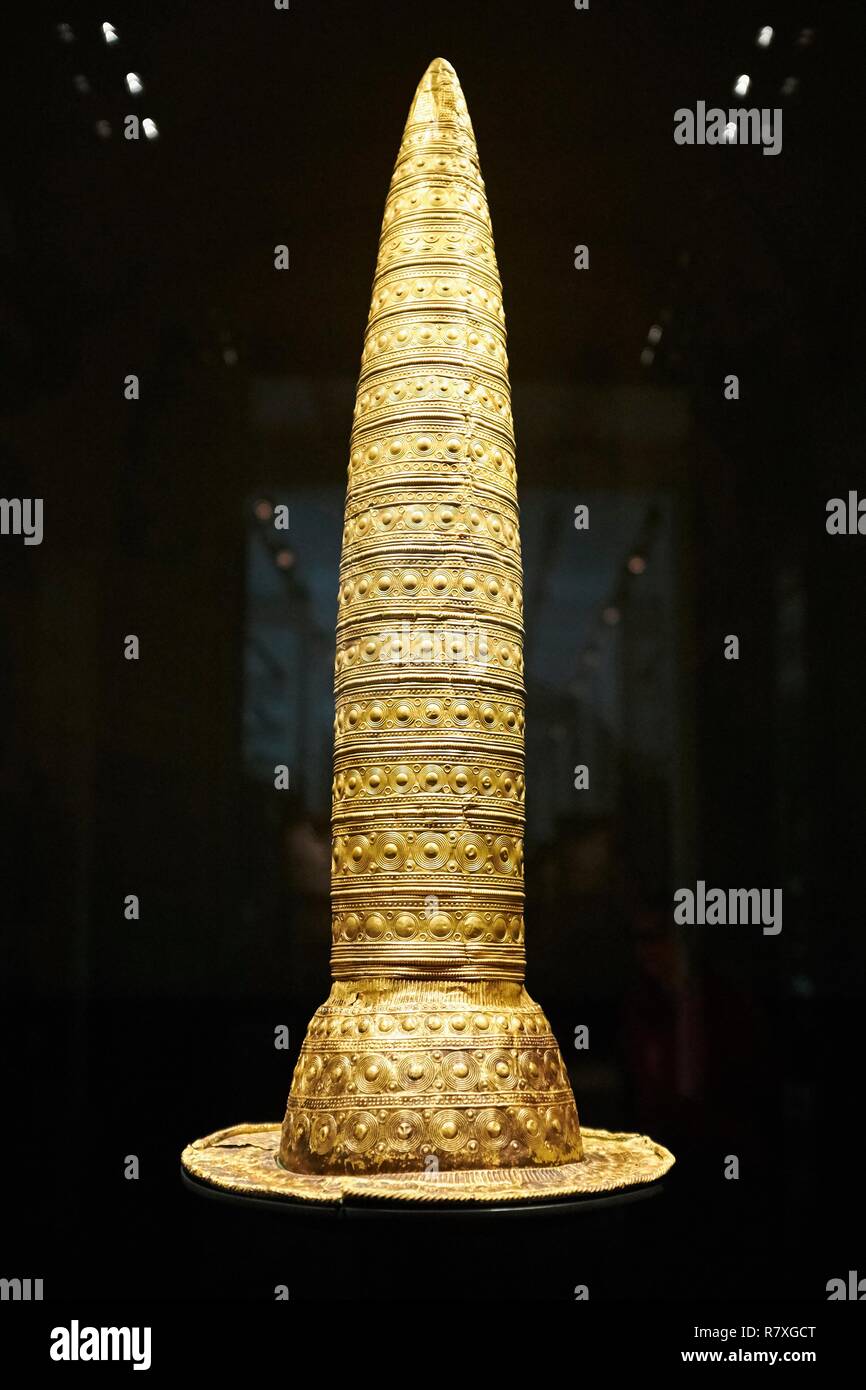 Neues museum berlin gold hat hi-res stock photography and images - Alamy
