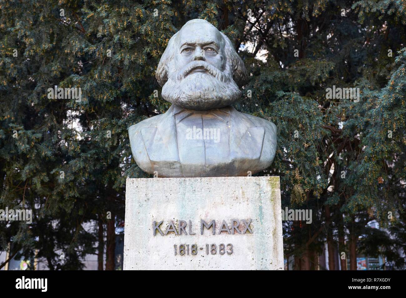 Karl marx bust hi-res stock photography and images - Alamy