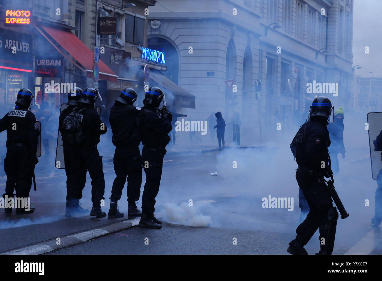 "Yellow Jackets" protesters face Riot Police forces, Lyon, France Stock ...
