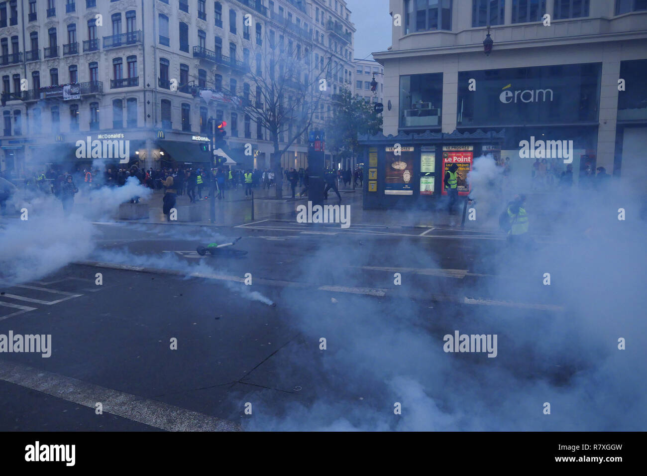 "Yellow Jackets" protesters face Riot Police forces, Lyon, France Stock ...