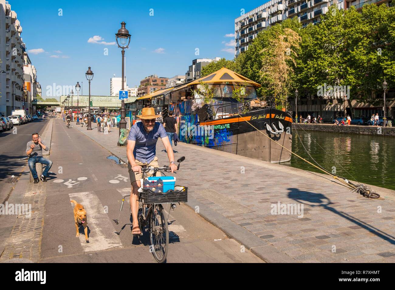 France, Paris, the Ourcq Canal, the Quai de l'Oise, bike path Stock ...