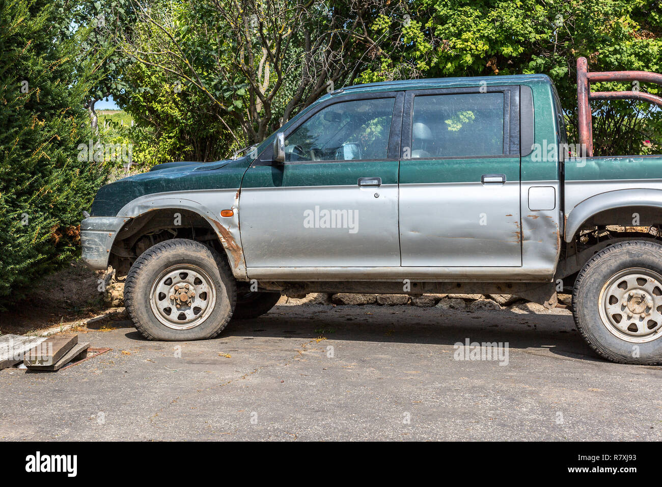 Old rusty car hi-res stock photography and images - Alamy