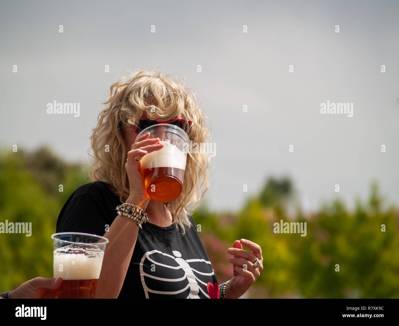 Family drinking beer hi-res stock photography and images - Alamy