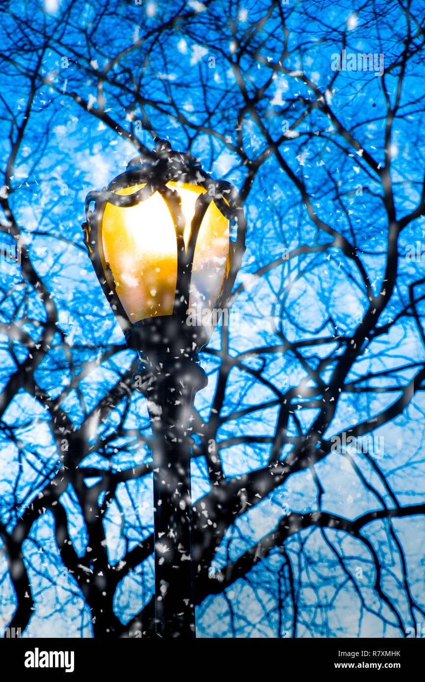 Lamp post snow hi-res stock photography and images - Alamy