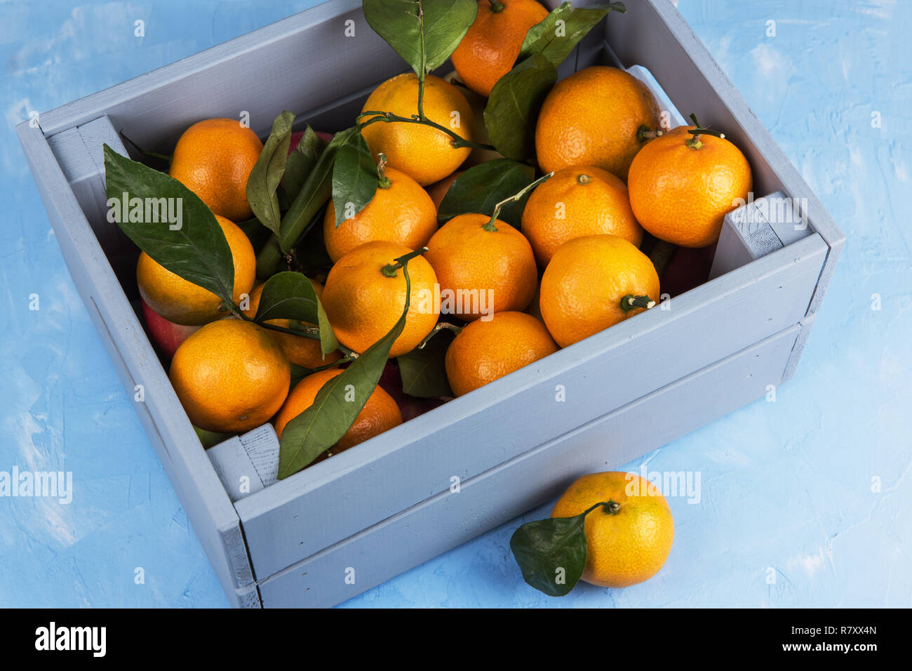 Wooden box many tangerines hi-res stock photography and images - Alamy