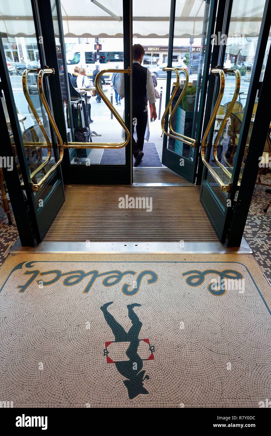 France, Paris, the Brasserie Le Select boulevard Montparnasse Stock ...