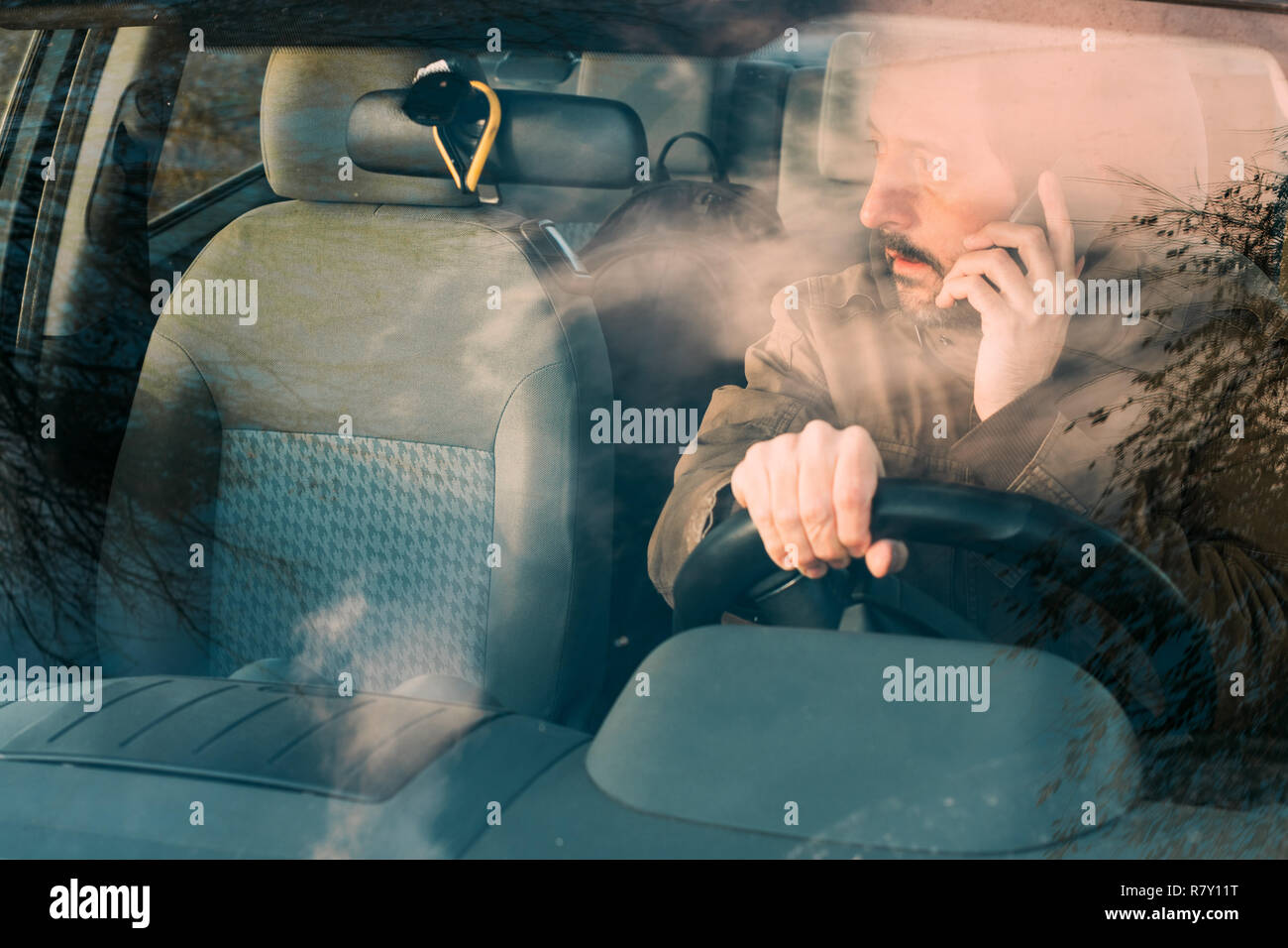 Man car accident phone hi-res stock photography and images - Alamy
