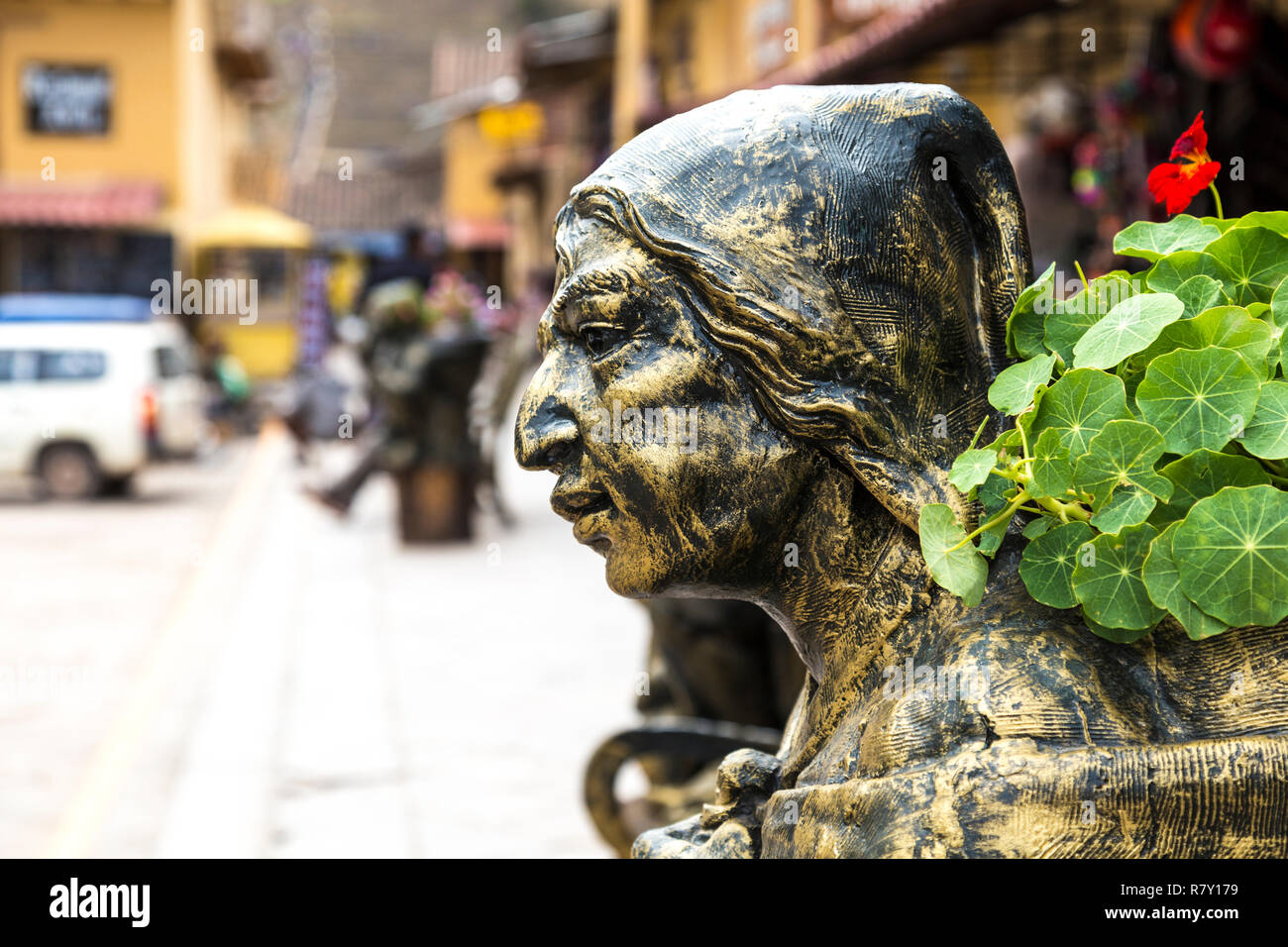 Sculpture of a Peruvian Inca woman in the main square of Ollantaytambo ...