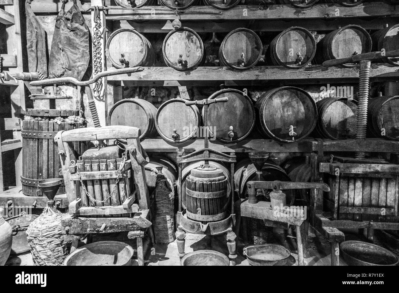 Shelf store wine Black and White Stock Photos & Images - Alamy