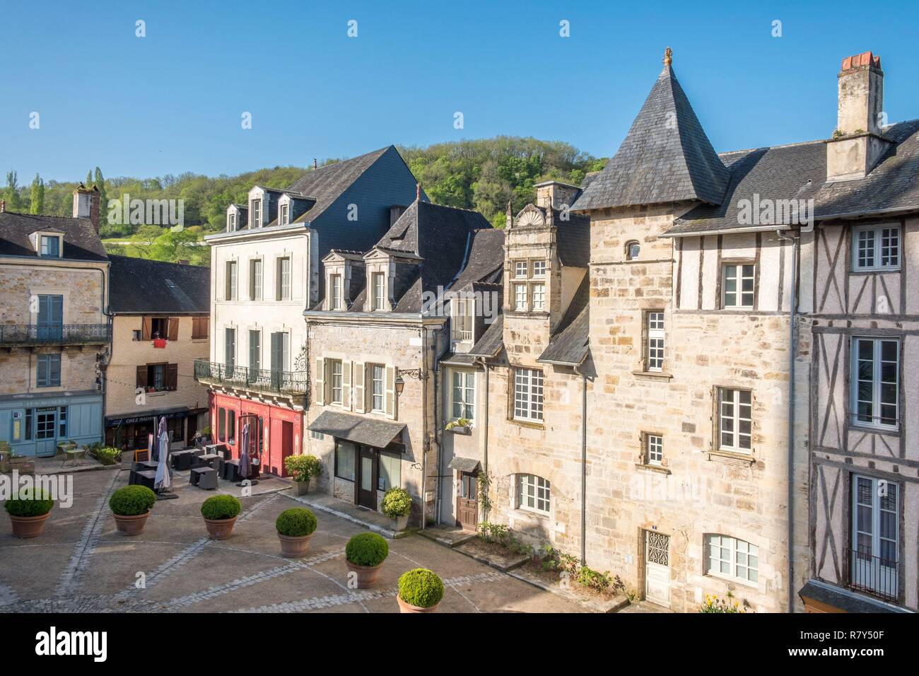 France, Dordogne, Perigord Noir, Terrasson Lavilledieu, place Bouquier ...