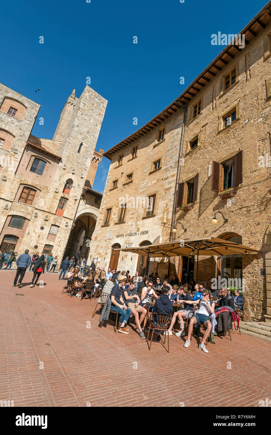 Vertical view of Piazza della Cisterna in San Gimignano, Italy Stock ...