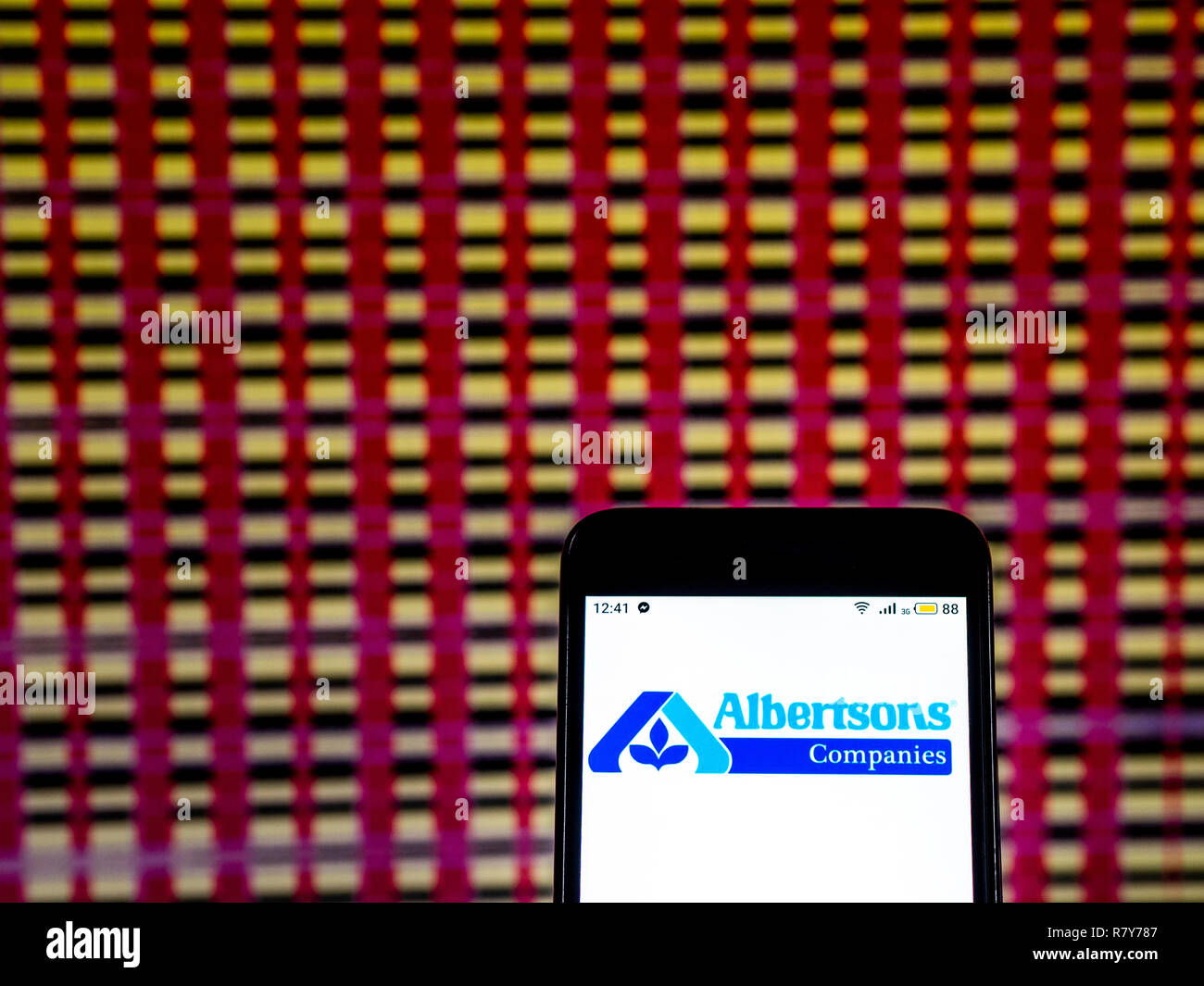 Albertsons Grocery store company logo seen displayed on smart phone ...