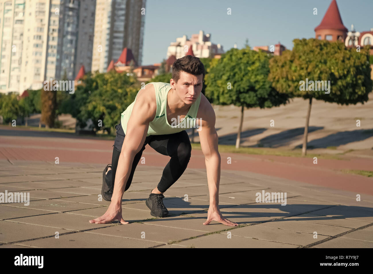 Man running starting position urban hi-res stock photography and images ...
