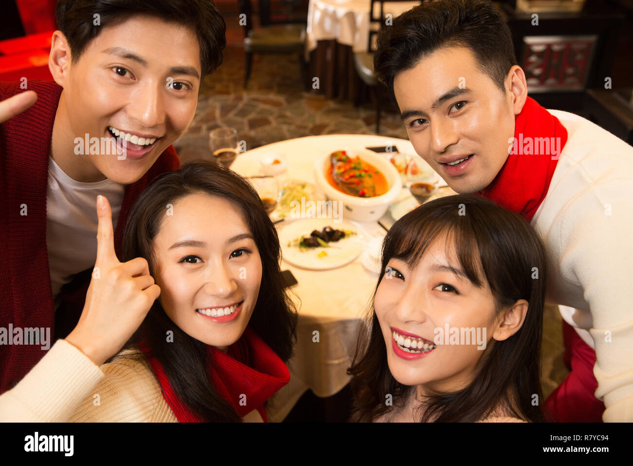 Group people in 20s at dinner table hi-res stock photography and images ...